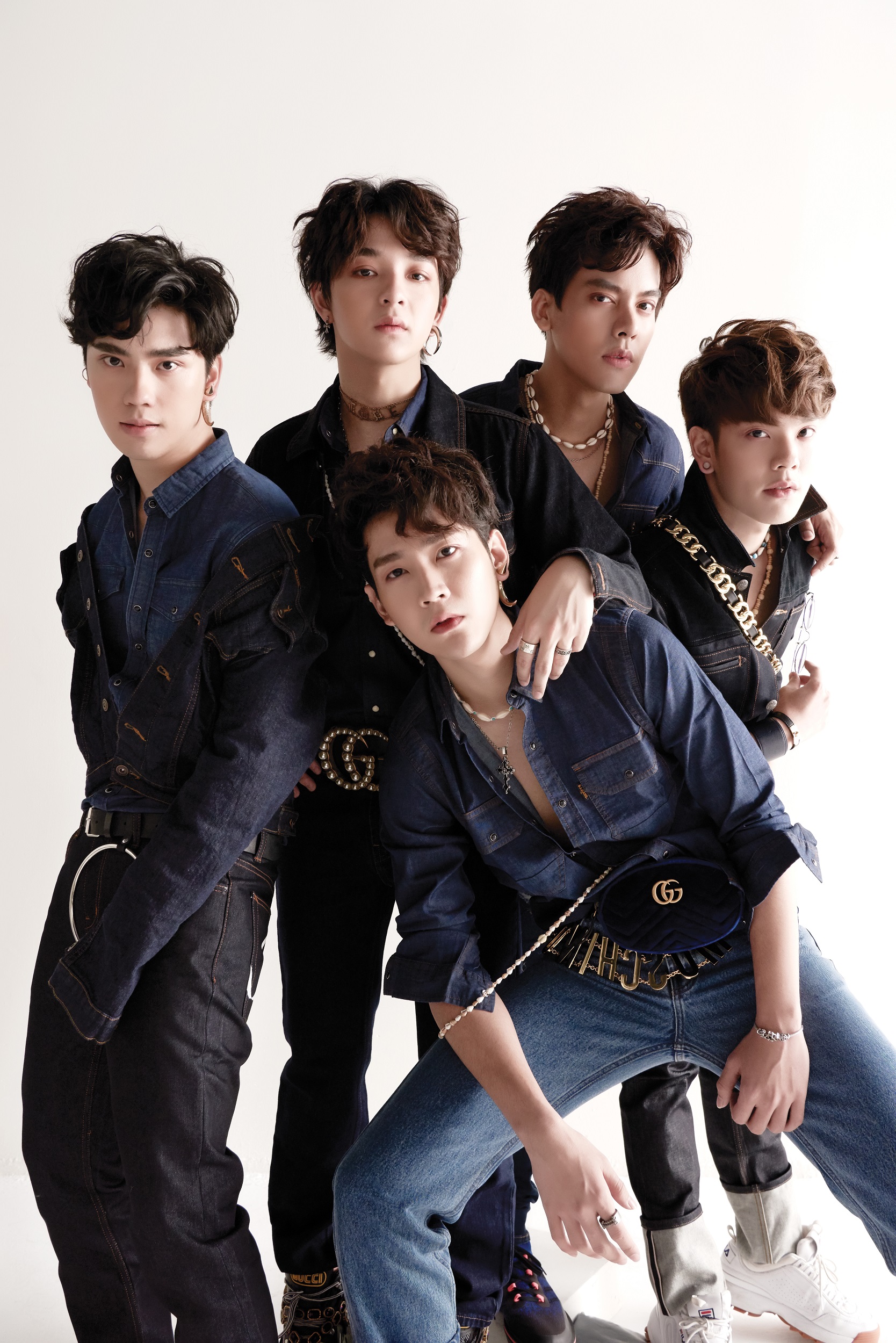 5 หนุ่มฮอต SBFIVE ทิ้งลุคคิวท์ เผยลุคแซ่บ!! "บาส-คิมม่อน-เต้-คอปเตอร์-ตี๋" อวดหุ่นเท่ ในลุคยีนส์ ...