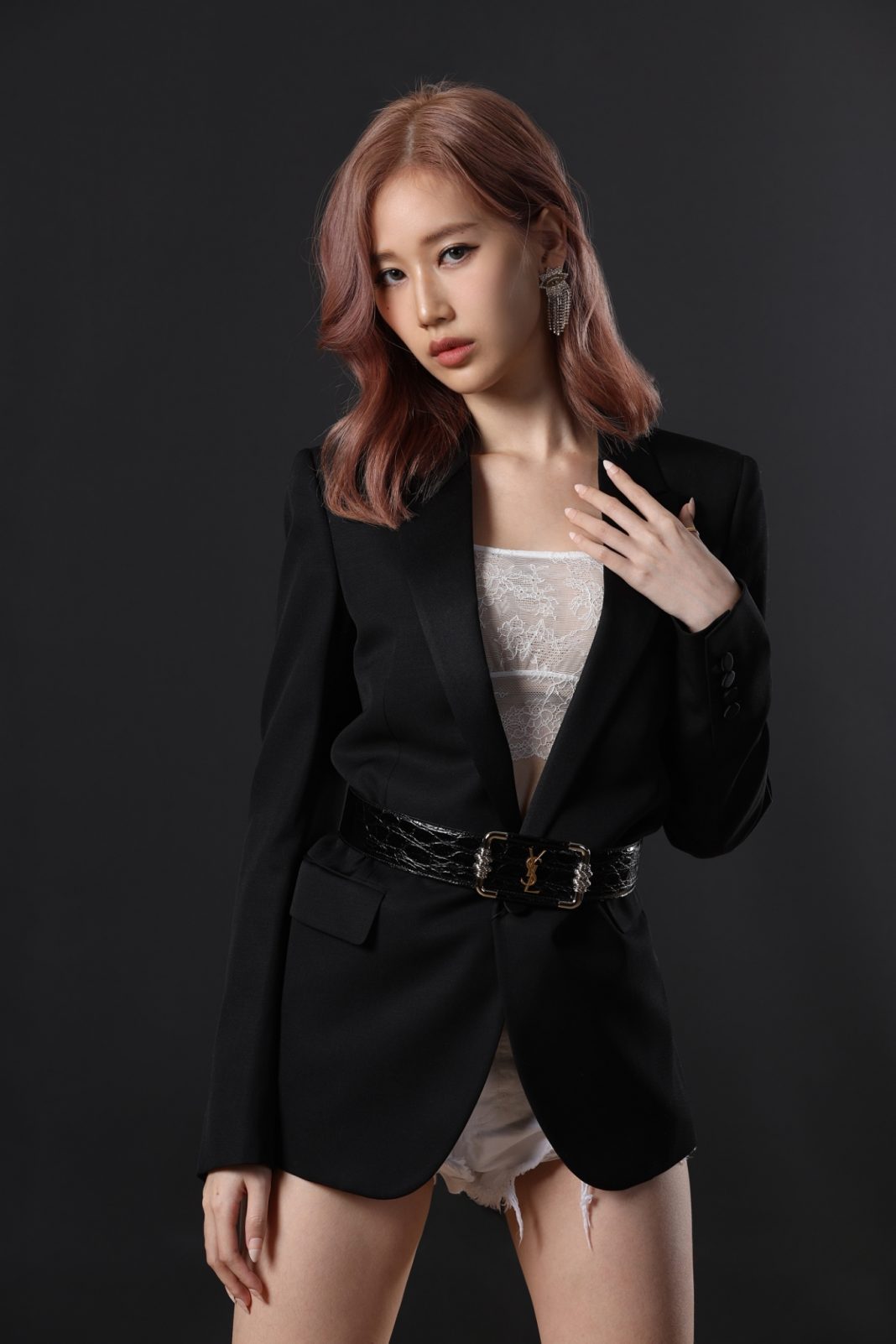 “SIZZY” ปล่อยซิงเกิลใหม่ “ห้ามใจ” เปลี่ยนลุคแซ่บ MV โดนใจแฟนๆ | KAZZ ...