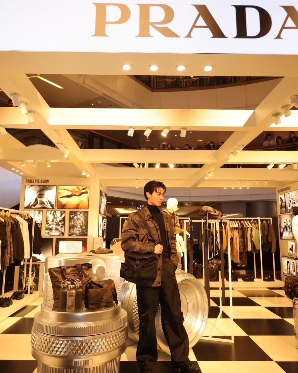 ฮอตเวอร์! “วิน เมธวิน” PRADA Ambassador บินตรงฮ่องกง ร่วมงาน “PRADA Reporter Pop-Up store” แฟนๆ ...